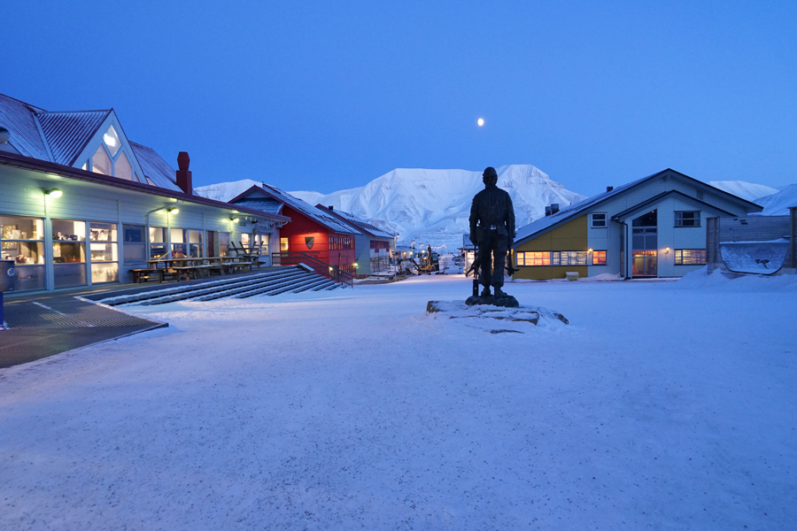 Longyearbyen – Alive and Trekking